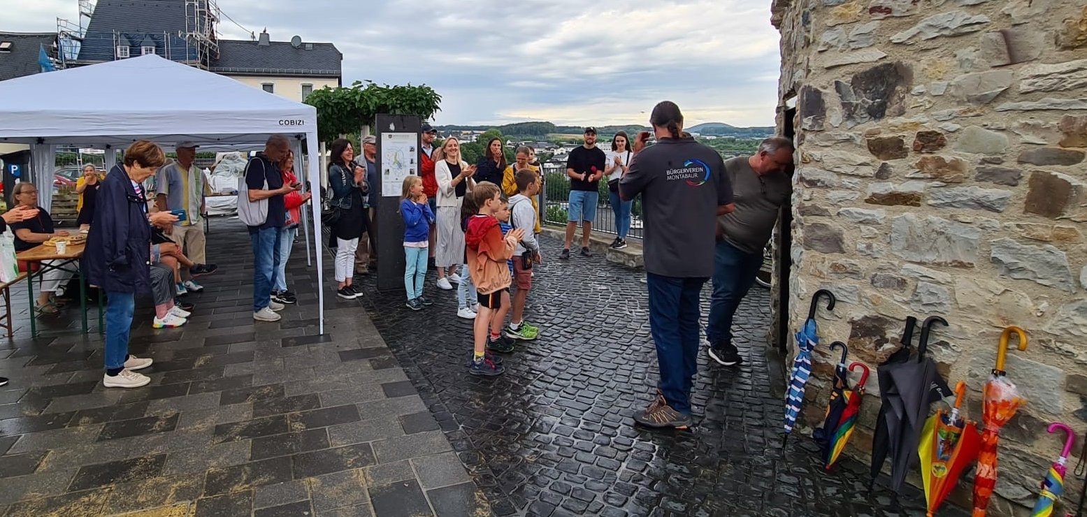 Internationales Lesetürmchen am Karoline-Kahn-Platz eröffnet | VG Montabaur