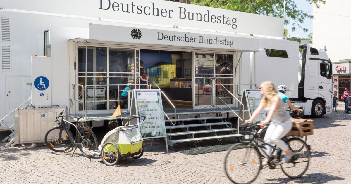 Das Infomobil des Deutschen Bundestages macht Station in Montabaur | VG Montabaur